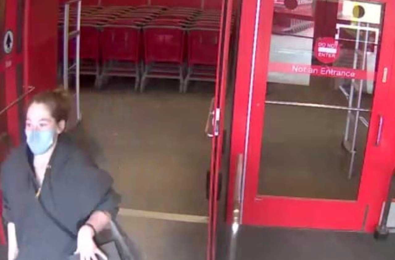 Armed Robbery At Holyoke Mall - Police Seek To ID Suspect In Photos ... Armed Robbery At Holyoke Mall - Police Seek To ID Suspect In Photos ...
