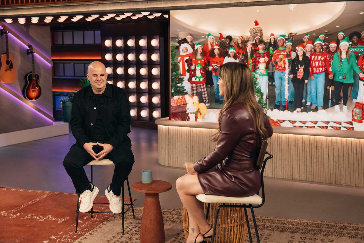 Kelly Clarkson Surprises Neptune HS Choir With Rockefeller Center Tree ...