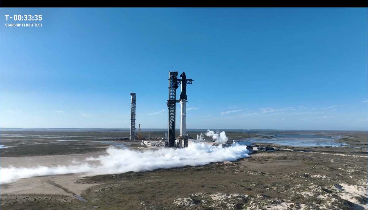 Dramatic Videos Capture SpaceX Starship Flight 7 Explosion | Towson ...