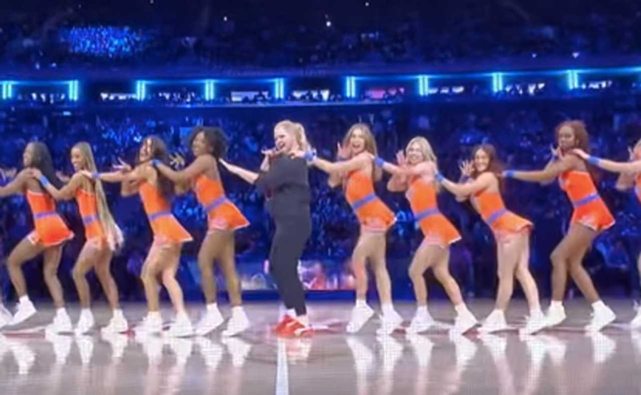 Amy Schumer Pulls Off Ultimate Halftime Surprise With Knicks City ...