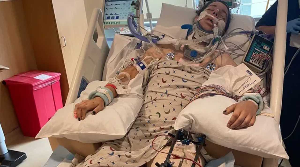 Crash Leaves Woman Clinging To Life As Sister Refuses To Leave Her Side ...