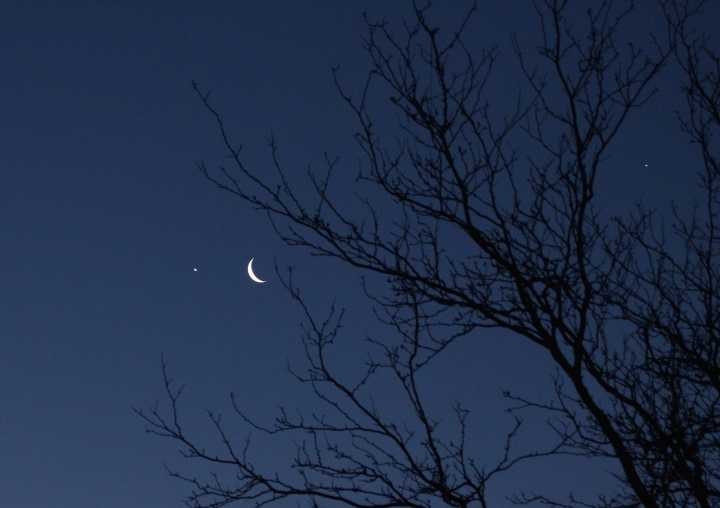 Christmas Eve Sky Show: Crescent Moon, Jupiter, Saturn To Shine ...